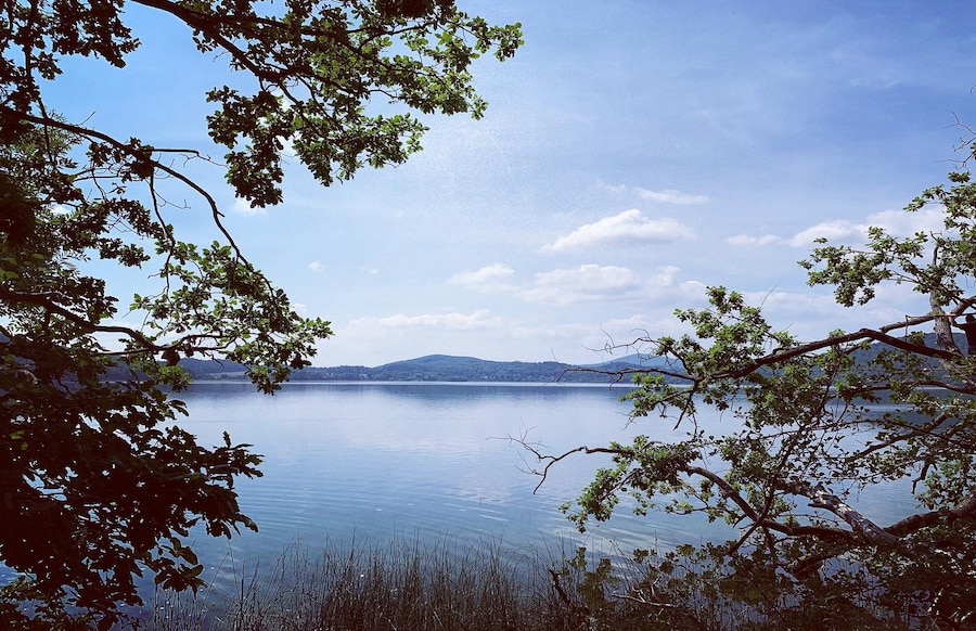 Suchmaßnahmen nach Hubschrauberabsturz in Laacher See – Pilot noch ...